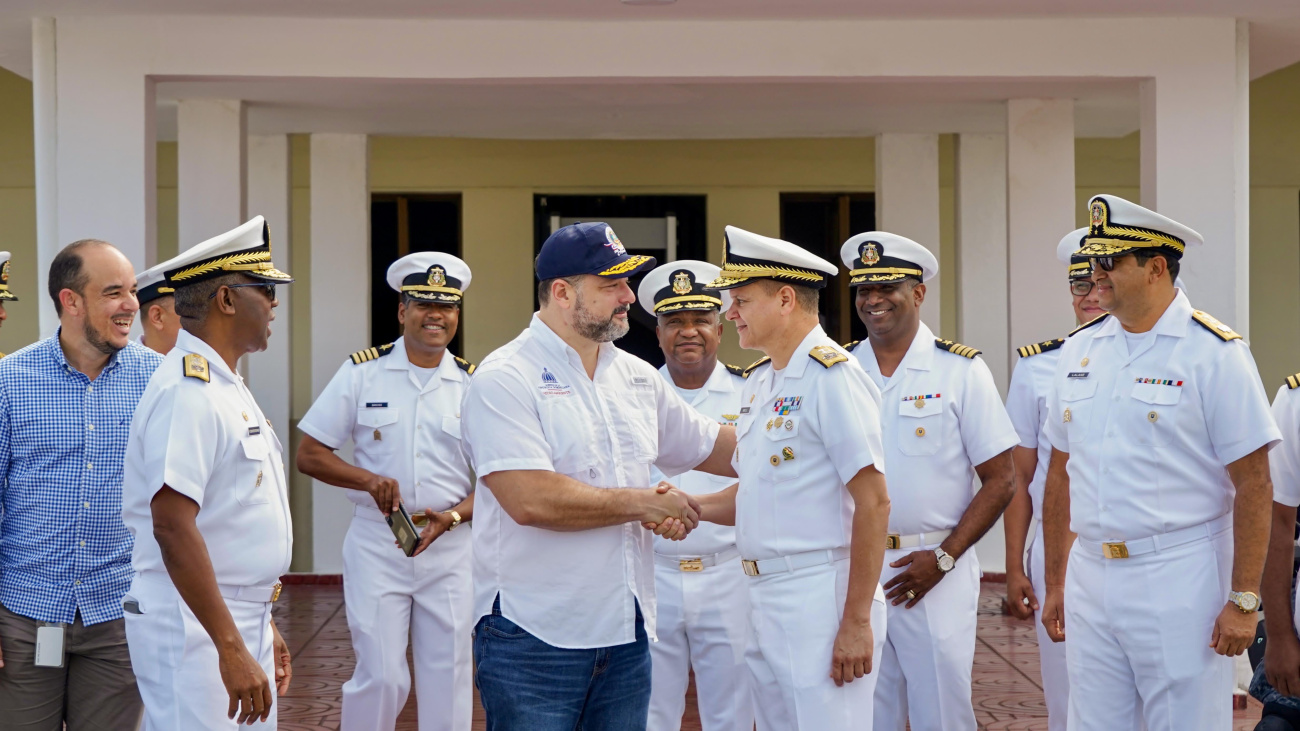Medio Ambiente y la Armada firman acuerdo para proteger las Dunas de ...
